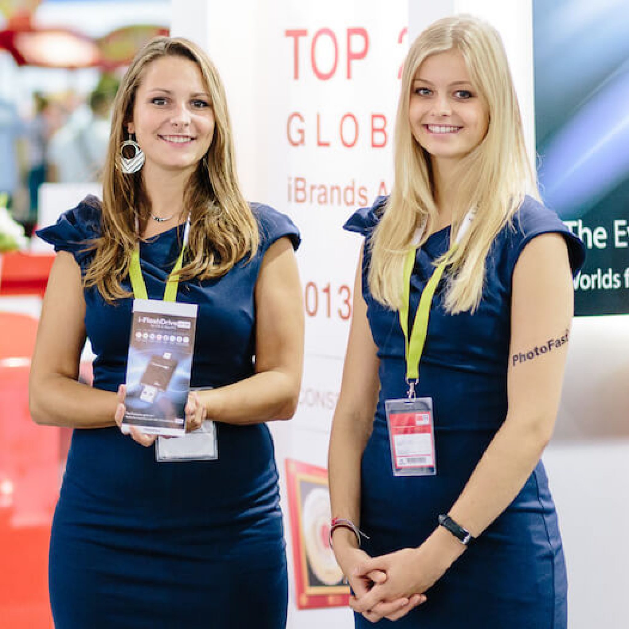 ¿Cómo debería ser la contratación de una azafata? - Masterlogística